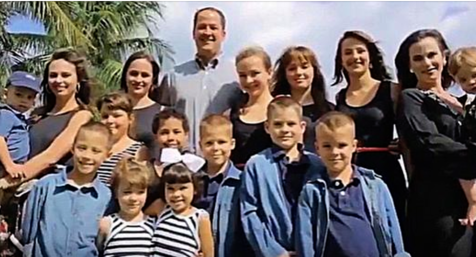 Mom Has 16 Kids By Age 40, Homeschools Them All And Drives Them To 88 ...