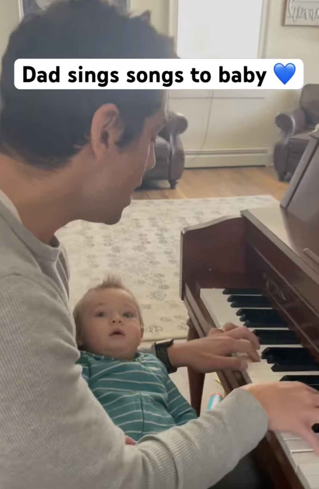 What a heartwarming moment: Baby listening to daddy sing and trying to ...